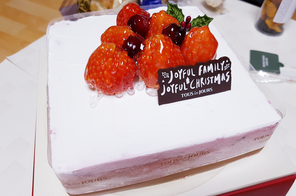 뚜레쥬르 케이크 추천 딸기티라미수(ft.크리스마스) + 콘샐러드볼빵 + 연유브레드와 오미가 곡물식빵두 맛나욧 : 네이버 블로그